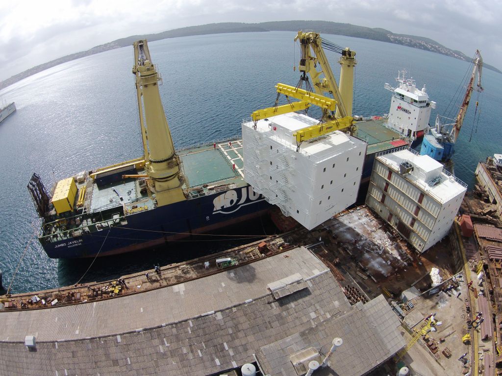 Superstructure loaded on a heavy lifter